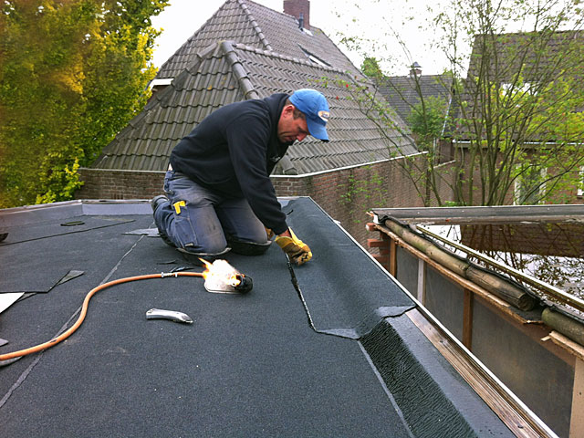 Gemineraliseerde dakbedekking voor nieuwbouw garage, met PIR-isolatie