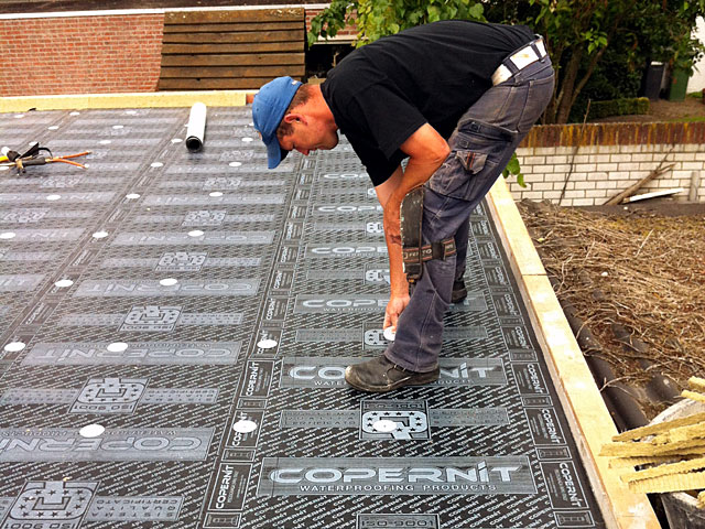 Gemineraliseerde dakbedekking voor nieuwbouw garage, met PIR-isolatie