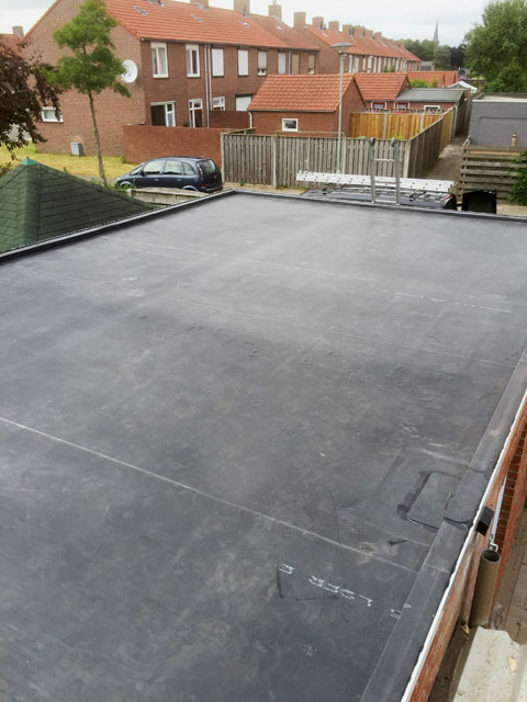 Complete vernieuwing plat dak garage; dakbeschot, isolatie, EPDM ...